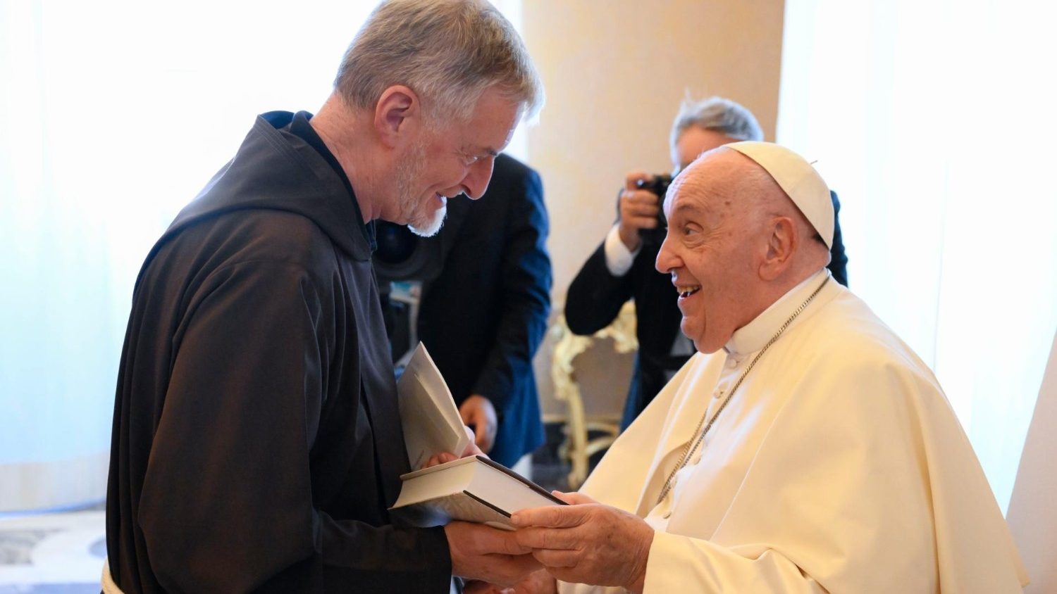 PAPA FRANCESCO AI FRATI: AL CENTRO NON SI METTANO MAI I SOLDI NÉ I ...